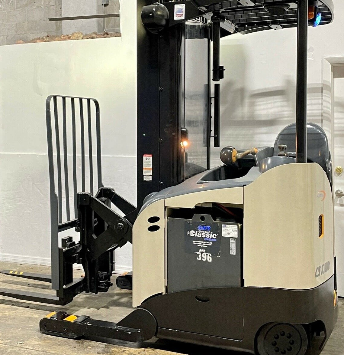 Crown Stand Up Fork Trucks Logo
